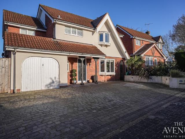 4 bedroom detached house for sale