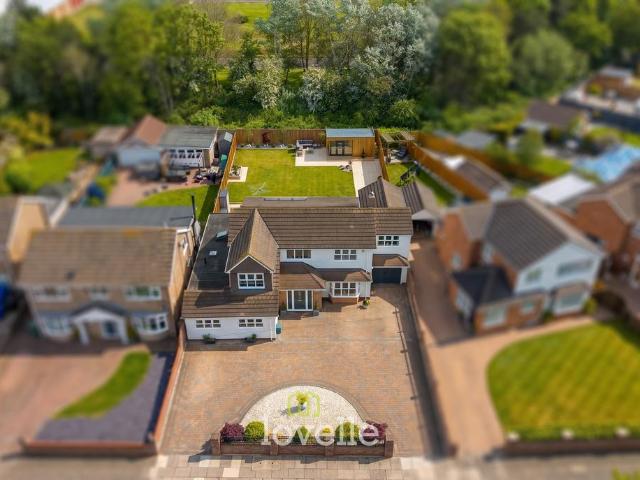 4 bedroom detached house for sale