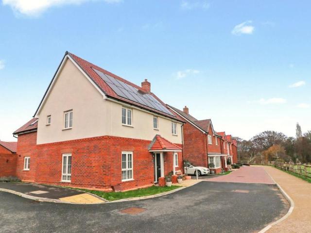 4 bedroom detached house for sale