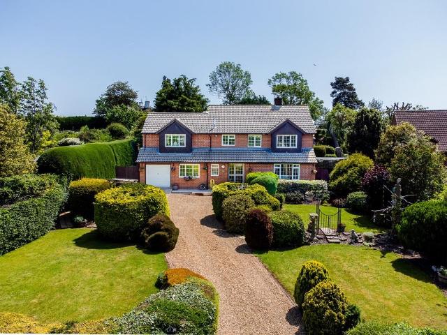 4 bedroom detached house for sale