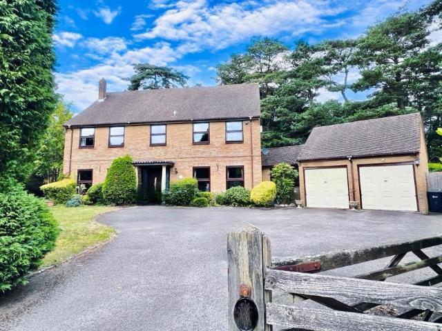 4 bedroom detached house for sale