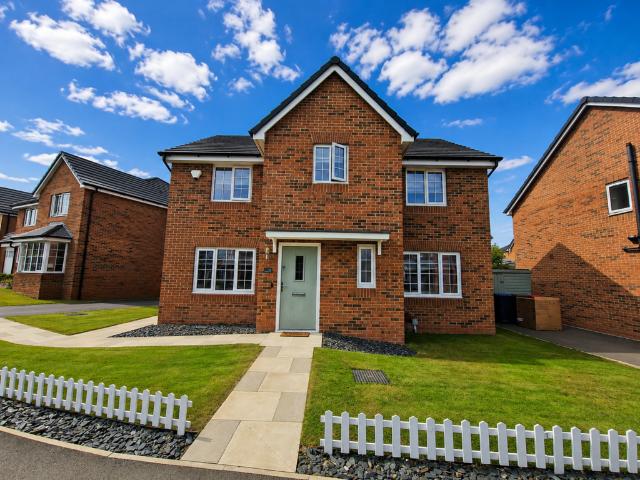 4 bedroom detached house for sale