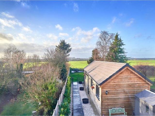 6 bedroom detached house for sale