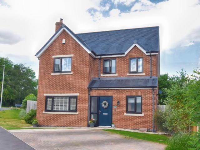4 bedroom detached house for sale