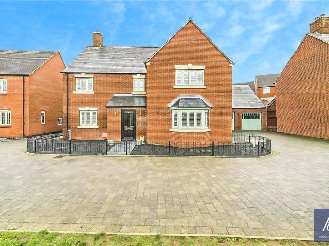 4 bedroom detached house for sale