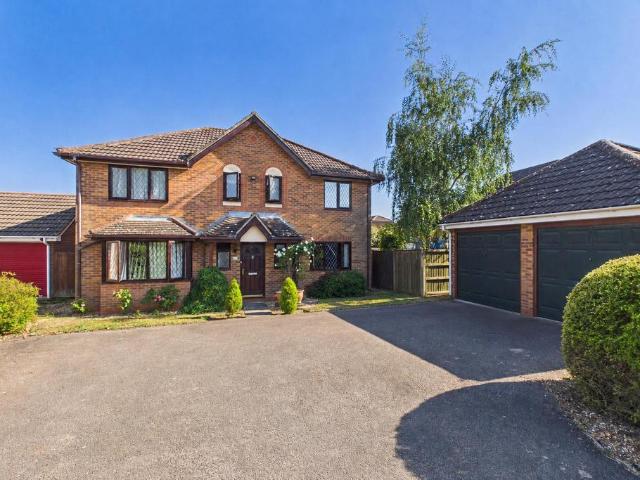 4 bedroom detached house for sale