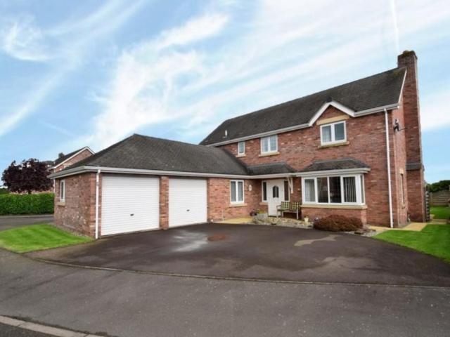 4 bedroom detached house for sale