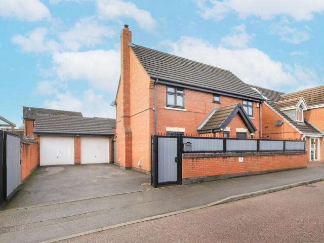 4 bedroom detached house for sale