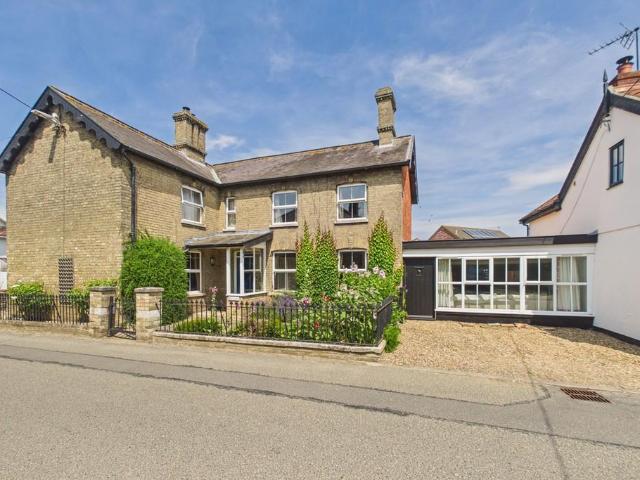 4 bedroom link detached house for sale