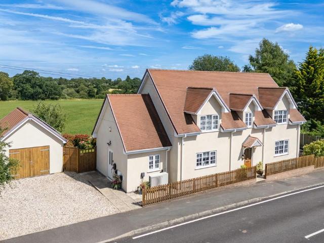 4 bedroom detached house for sale