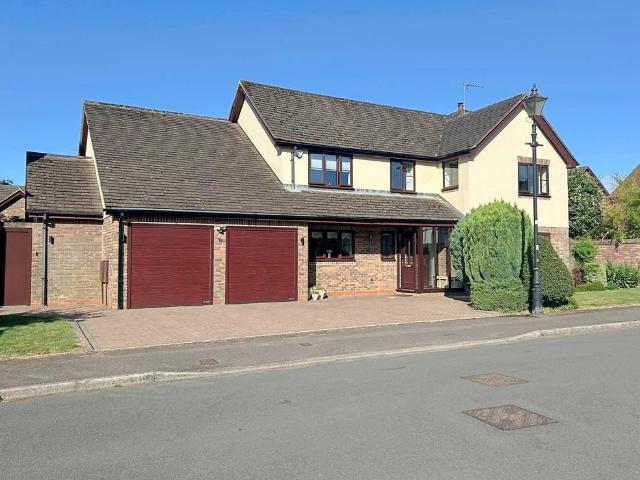 4 bedroom detached house for sale