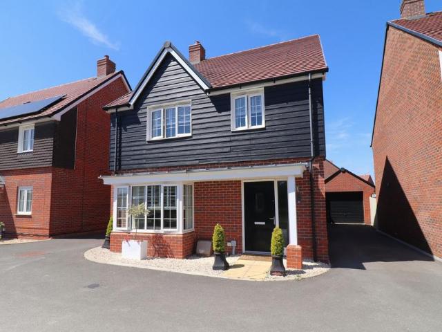 4 bedroom detached house for sale