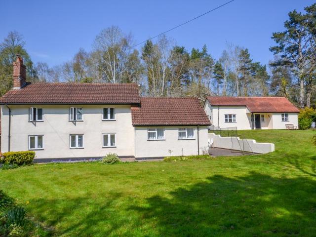 6 bedroom detached house for sale