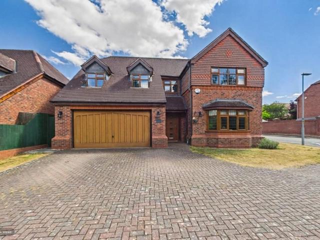 4 bedroom detached house for sale