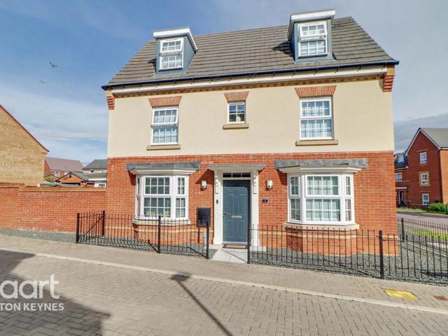 4 bedroom detached house for sale