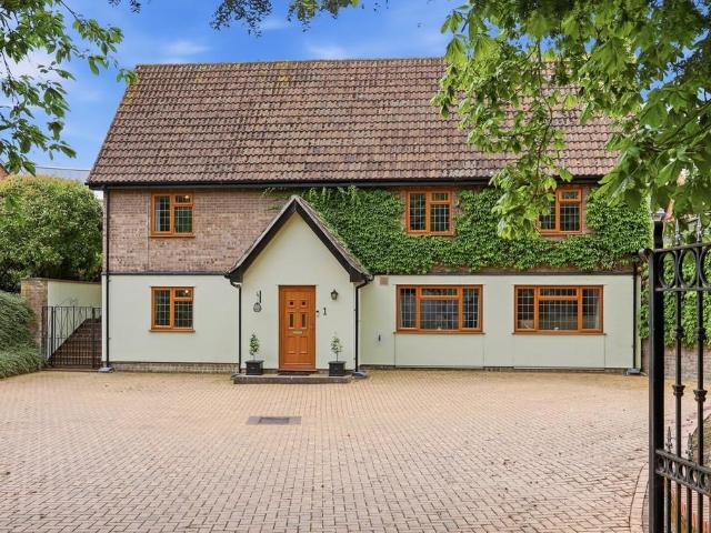4 bedroom detached house for sale