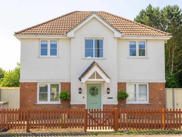 4 bedroom detached house for sale