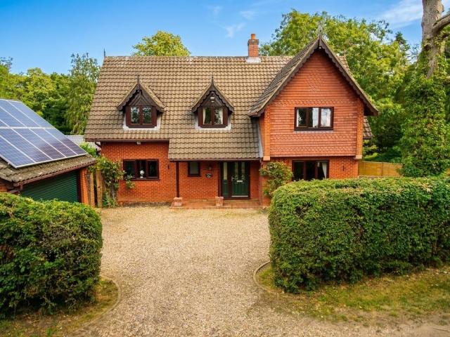 4 bedroom detached house for sale