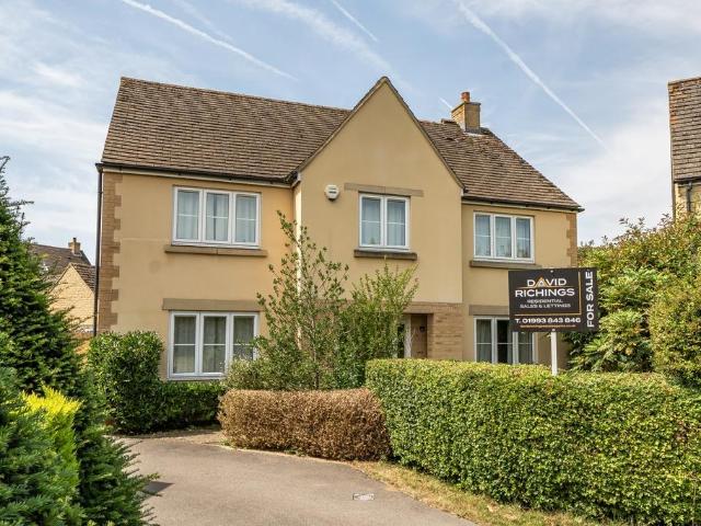 4 bedroom detached house for sale