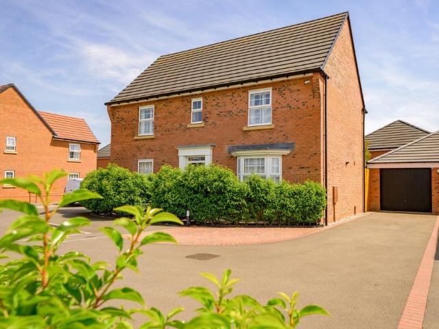 4 bedroom detached house for sale