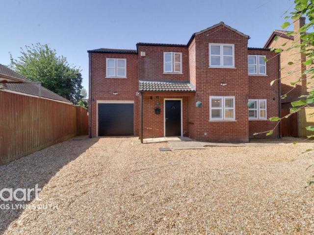 4 bedroom detached house for sale