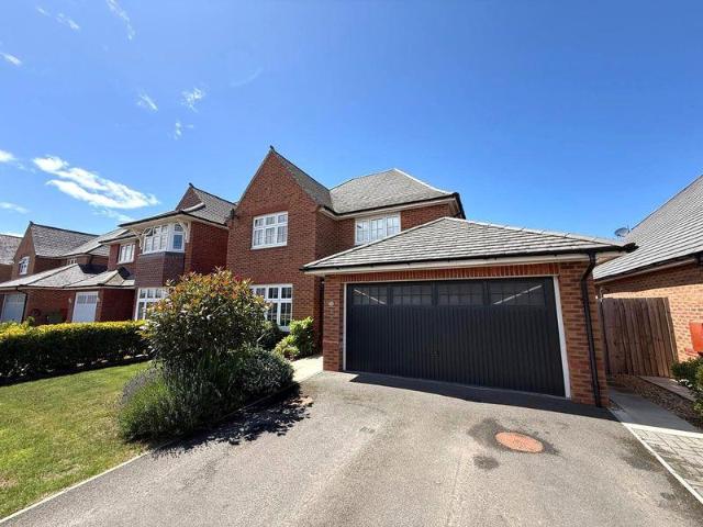 4 bedroom detached house for sale