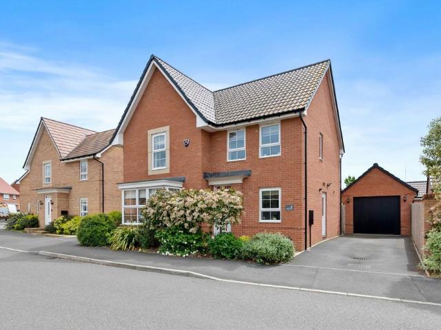 4 bedroom detached house for sale