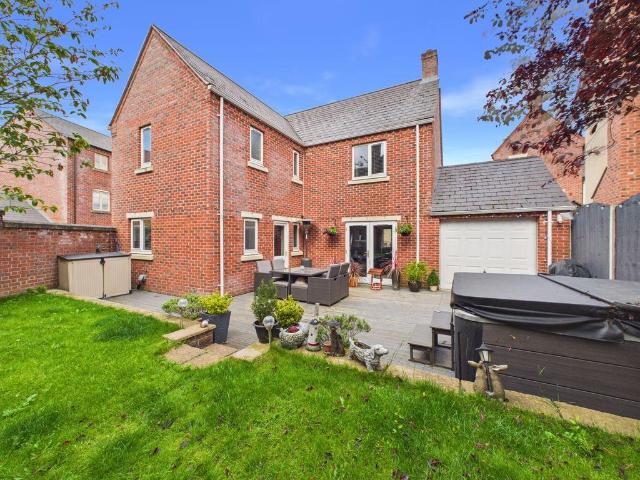 4 bedroom detached house for sale