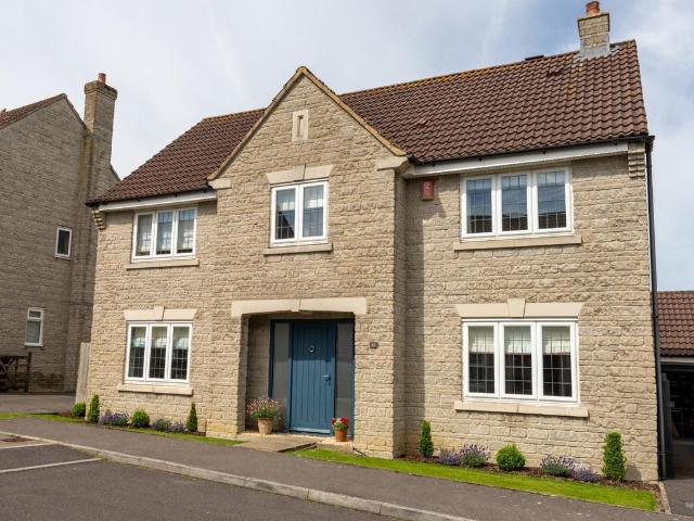 4 bedroom detached house for sale