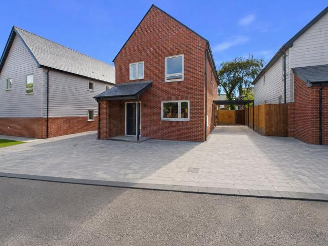 4 bedroom detached house for sale
