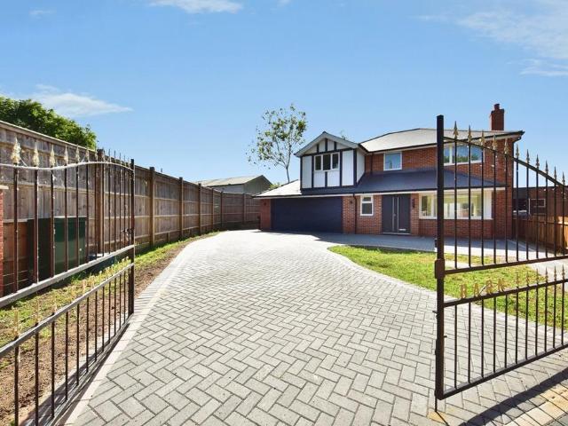 4 bedroom detached house for sale