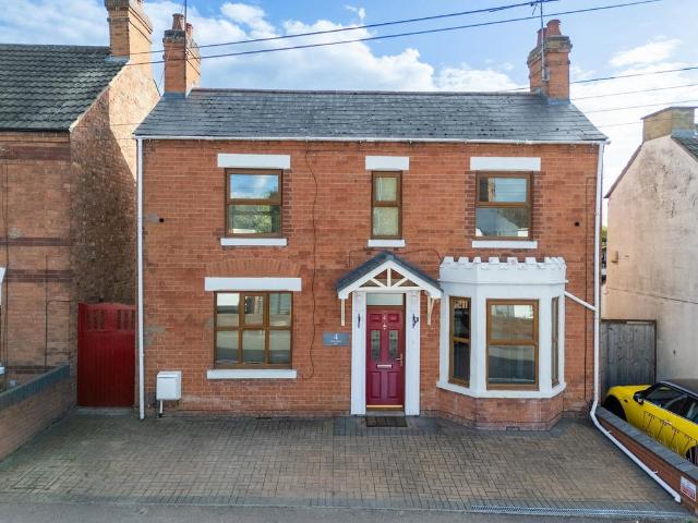 4 bedroom detached house for sale