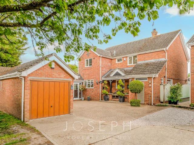 4 bedroom detached house for sale