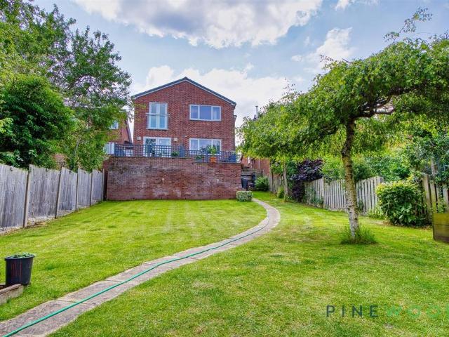 4 bedroom detached house for sale