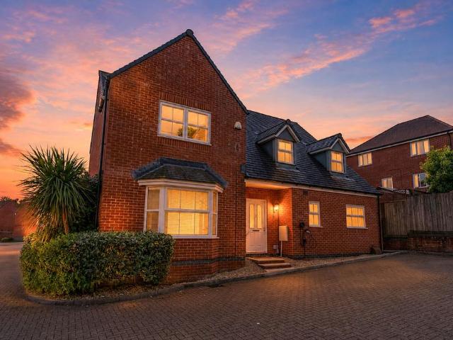 4 bedroom detached house for sale