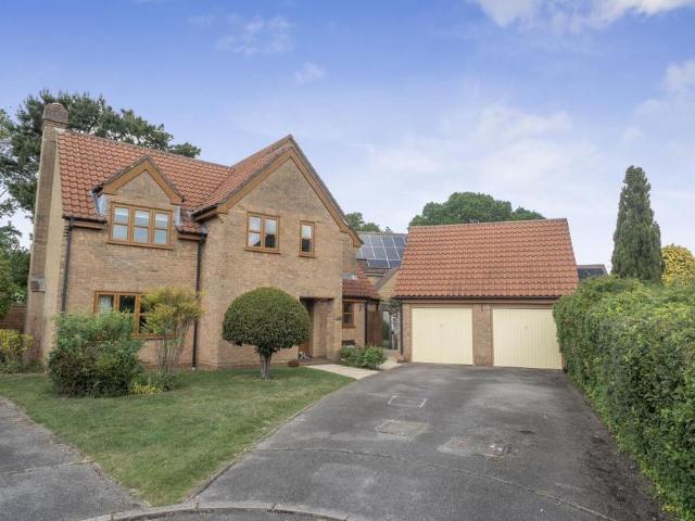 4 bedroom detached house for sale