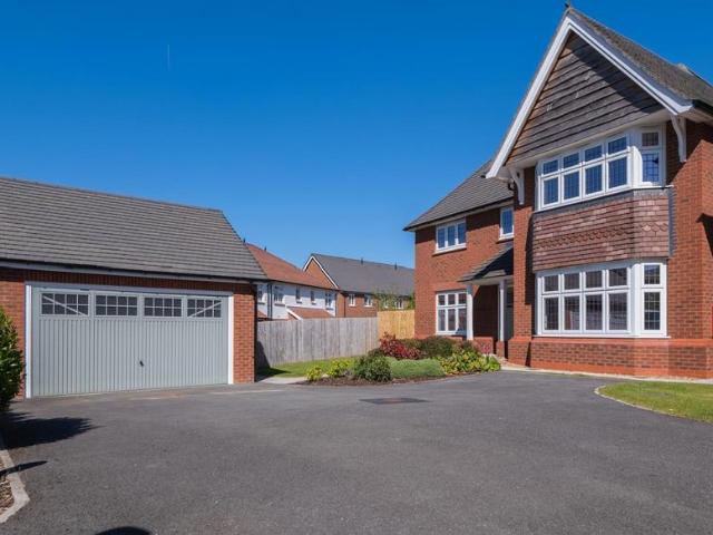 4 bedroom detached house for sale
