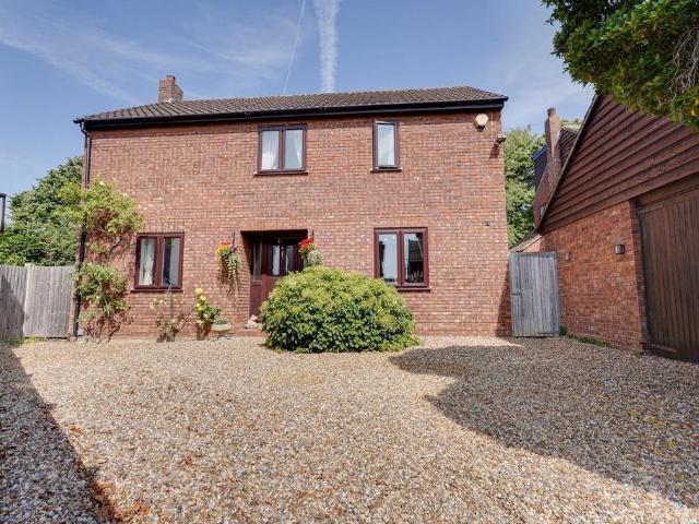 4 bedroom detached house for sale