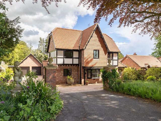 4 bedroom detached house for sale