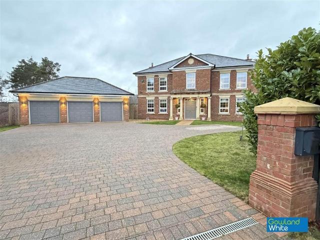4 bedroom detached house for sale