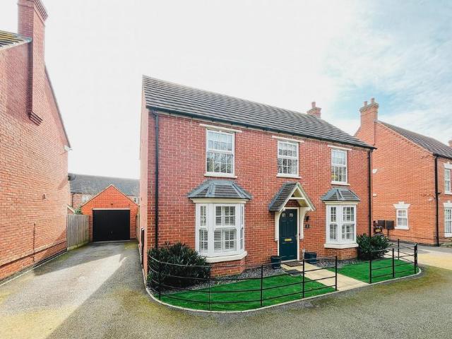 4 bedroom detached house for sale