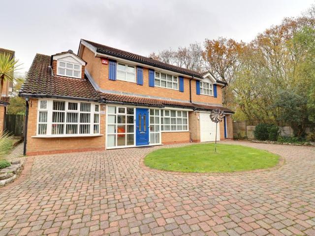 5 bedroom detached house for sale