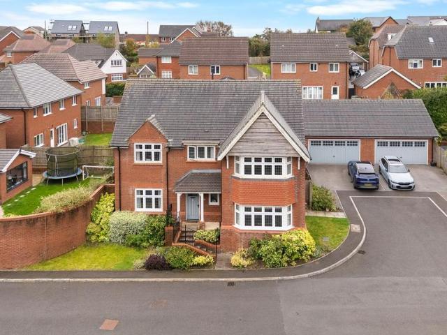 4 bedroom detached house for sale
