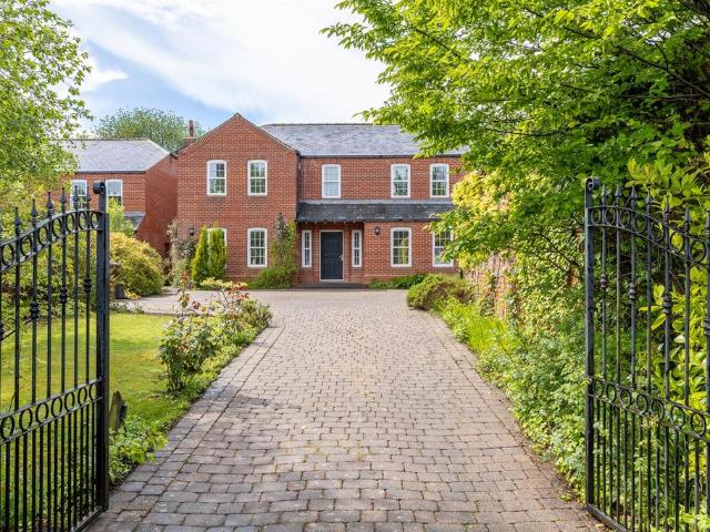 4 bedroom detached house for sale