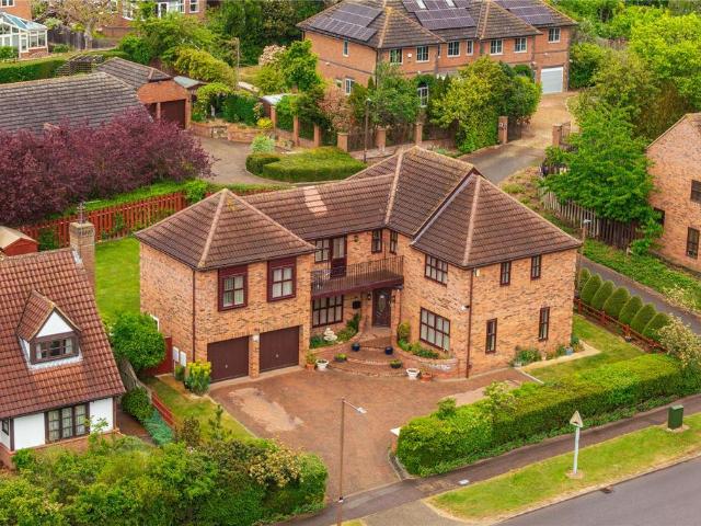 5 bedroom detached house for sale