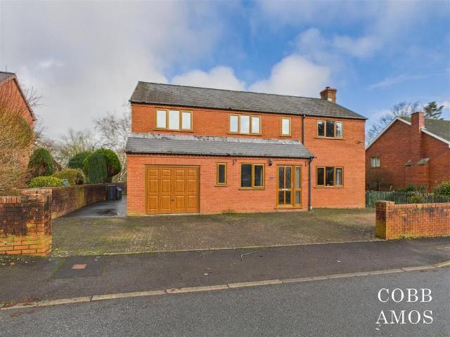 4 bedroom detached house for sale