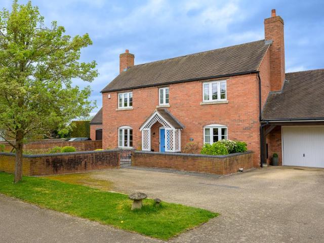 4 bedroom link detached house for sale