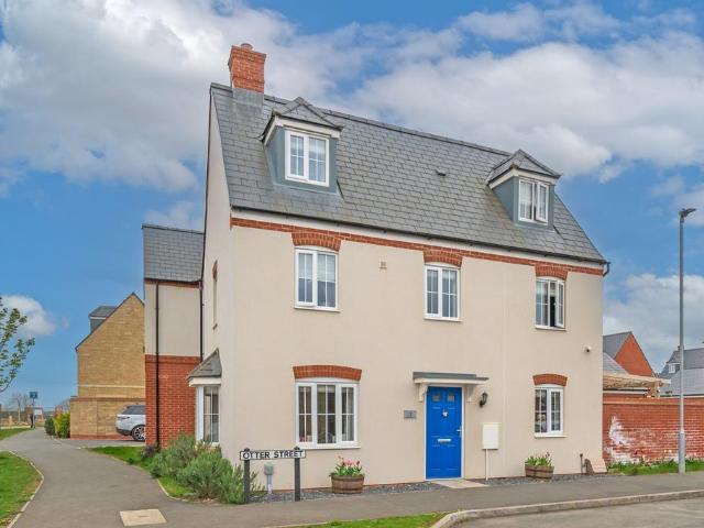 4 bedroom detached house for sale
