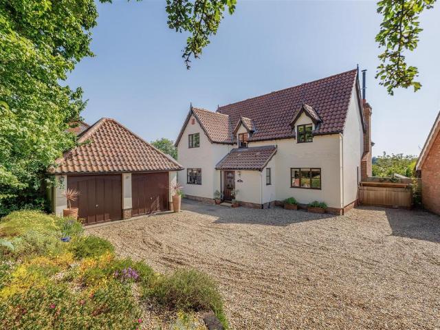 4 bedroom detached house for sale