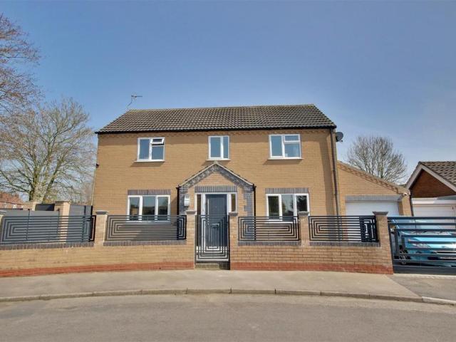 4 bedroom detached house for sale